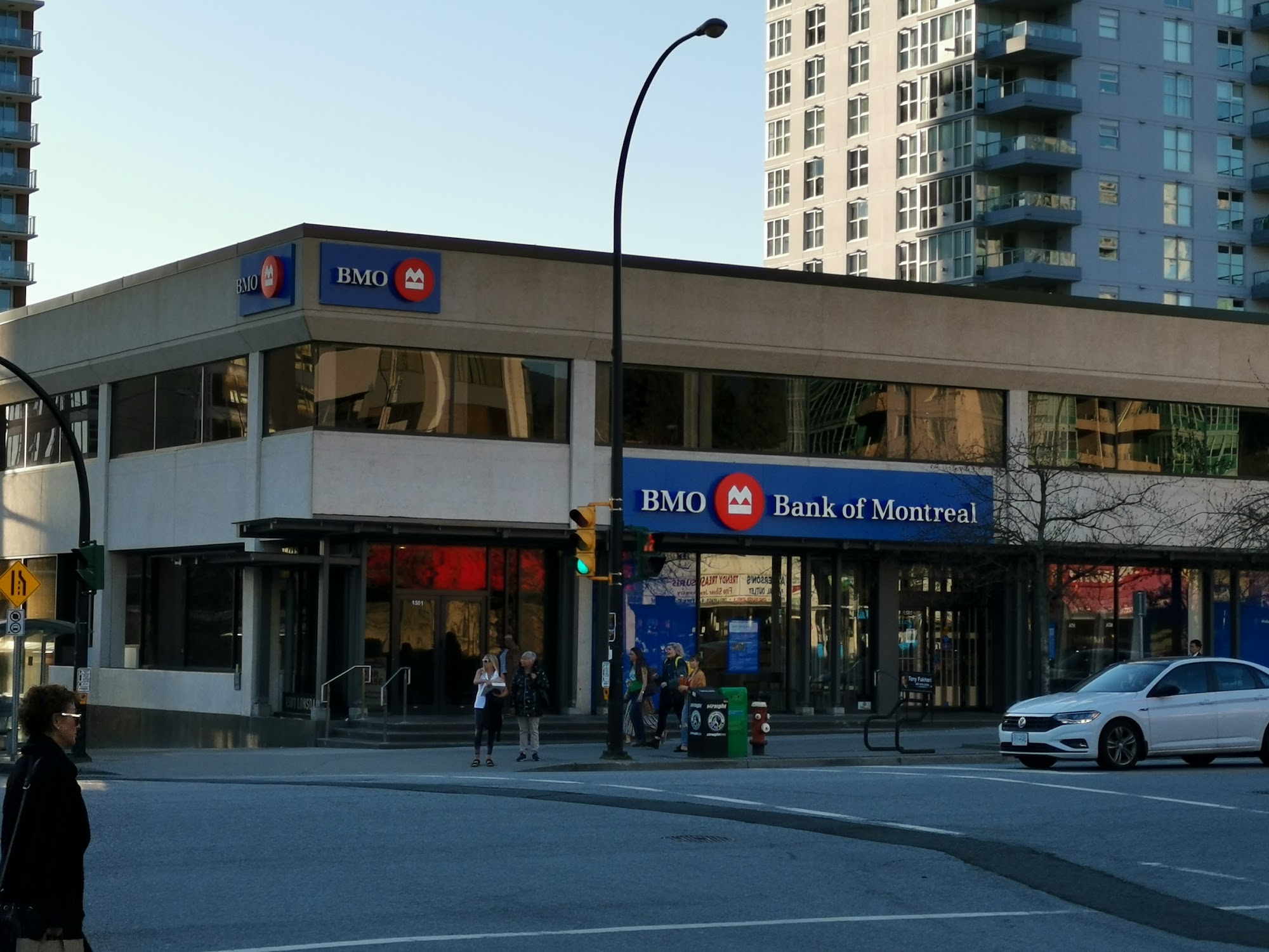 BMO BANK OF MONTREAL - North Vancouver BC - Hours, Directions, Reviews ...